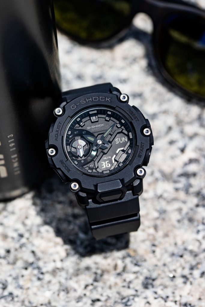 Casio G-SHOCK GA-2200 с технологией Carbon Core Guard